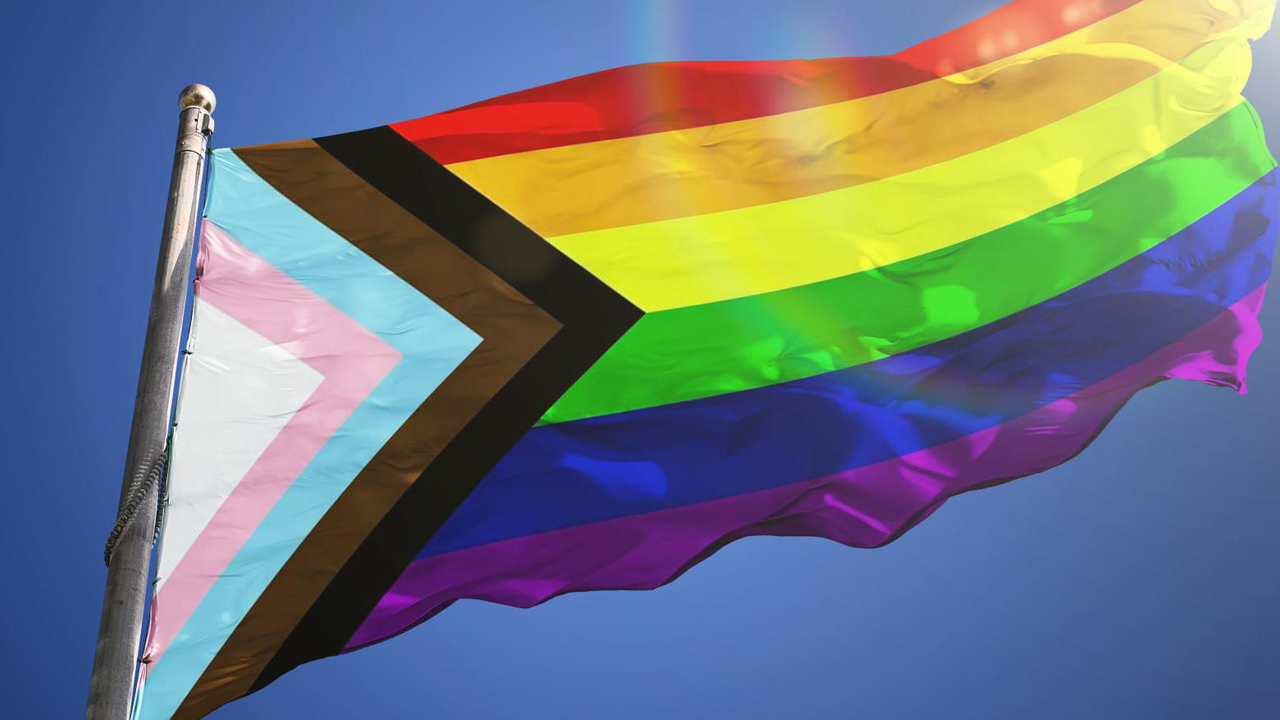 Todo Sobre La Nueva Bandera LGBT Y Su Significado Homosensual