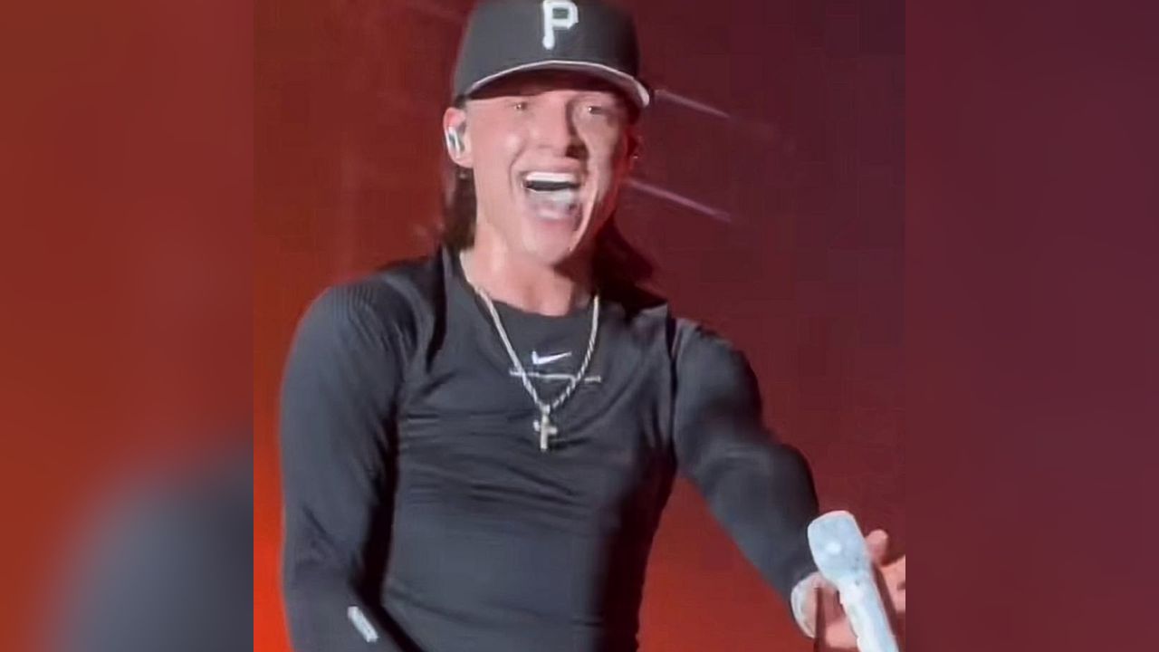 Venía armado: Peso Pluma causa sensación meneando bulto en video ...